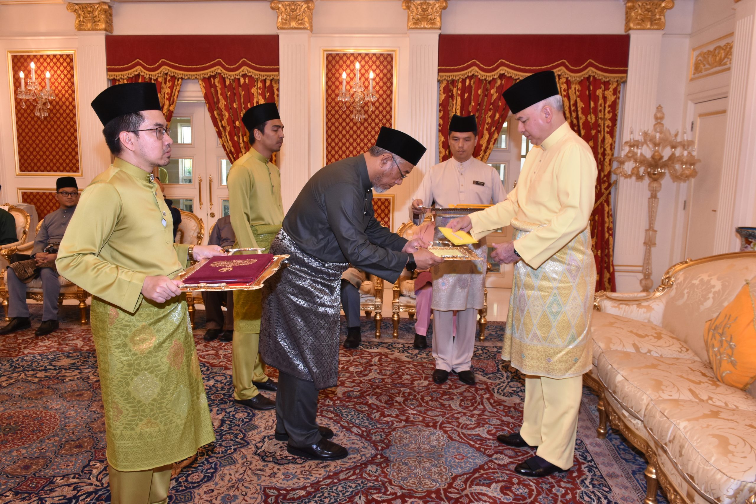 Sultan Perak terima zakat perniagaan RM16.8 juta bagi pihak MAIPk - MG ...