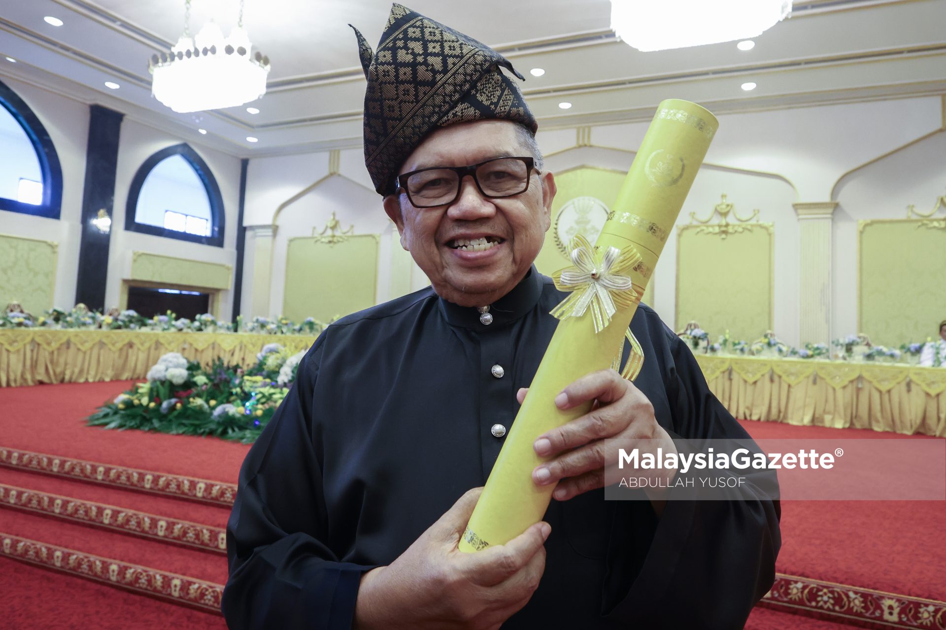 Datuk Lat zahir penghargaan terima Watikah Gelaran Seniman Diraja