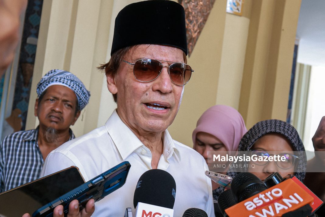 Jahit baju labuci sendiri, stail M Daud Kilau tiada tandingan - MG Perak