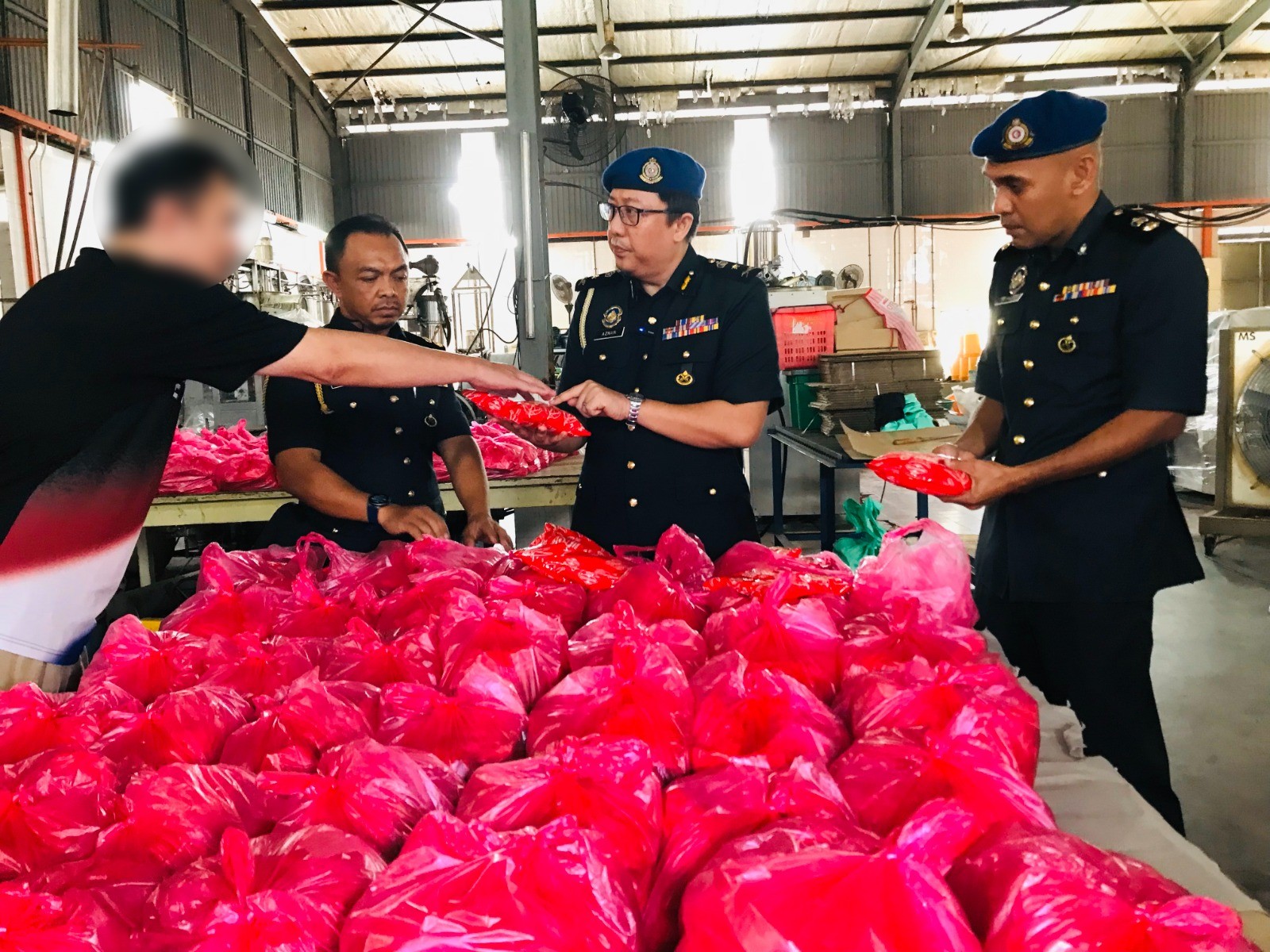 Kilang proses cili kisar kena serbu, guna logo halal tak sah - MG Perak