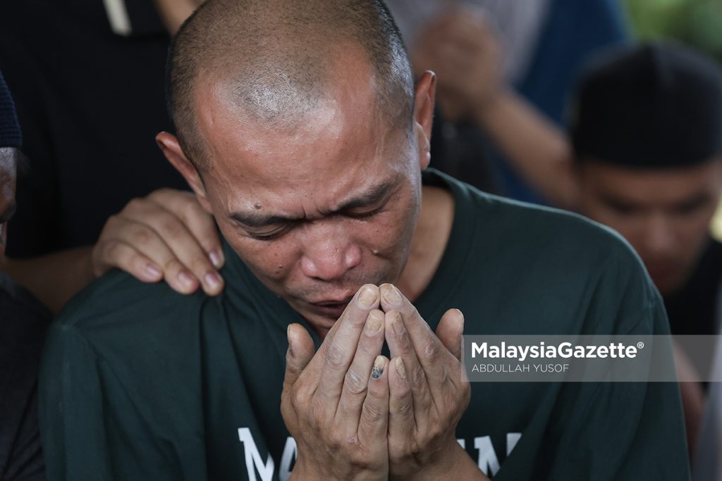 Tragedi kepala air: Hujan renyai iringi pengebumian tiga beradik - MG Perak