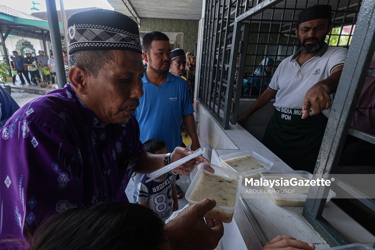 Pertahan tradisi 80 tahun edar bubur lambuk percuma - MG Perak
