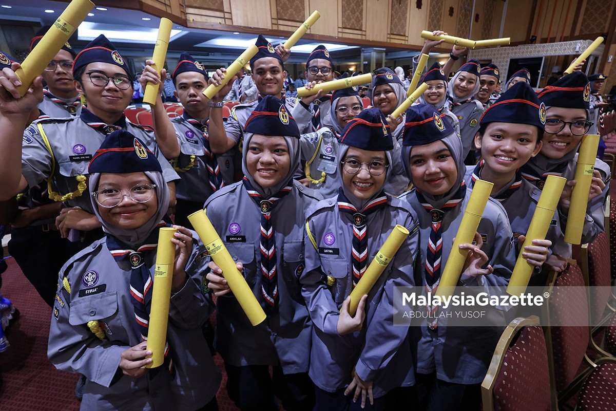 Sultan Perak berkenan anugerah Bintang, pingat dan sijil Pengakap Raja ...