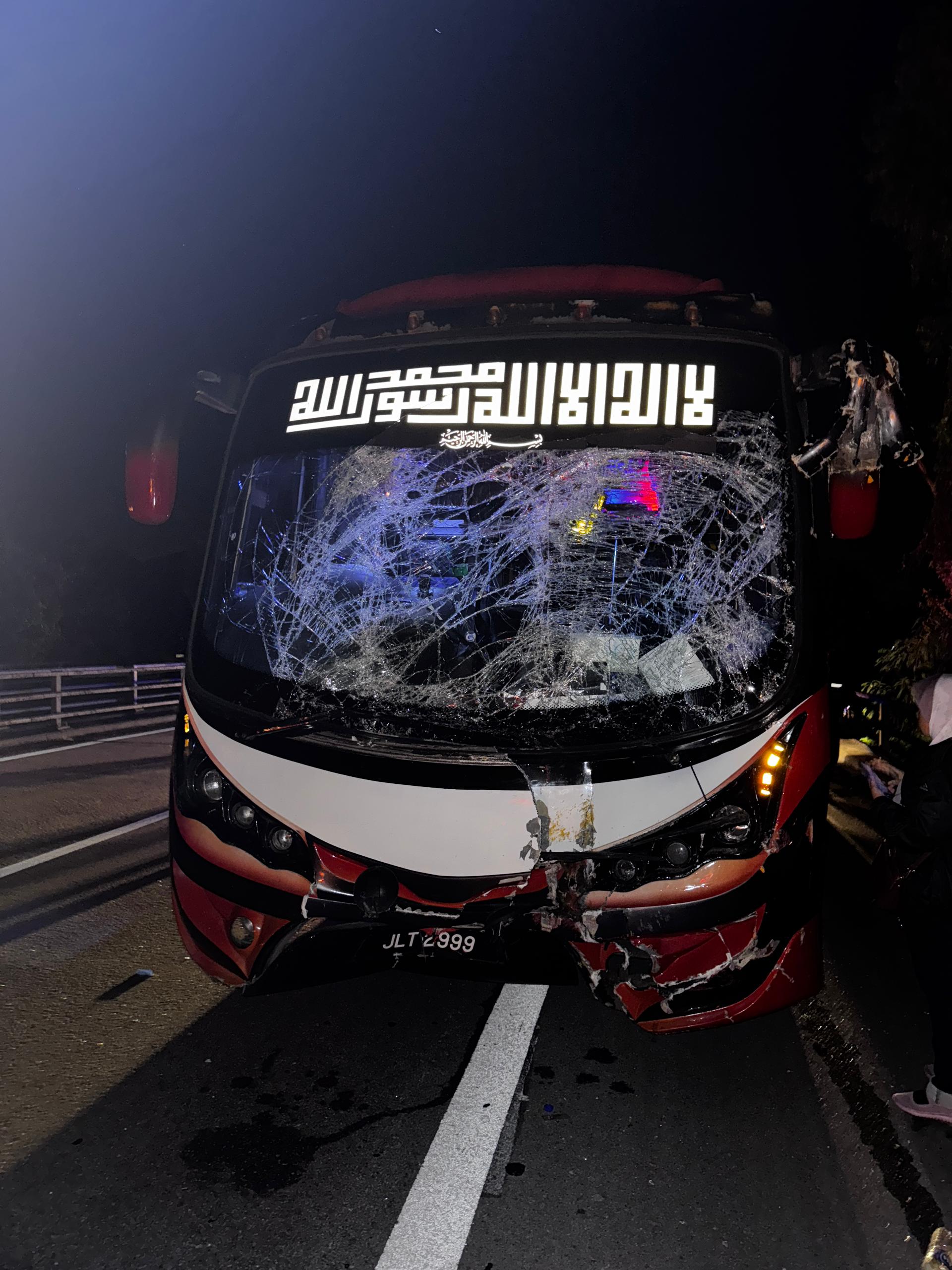 Bas persiaran bawa 41 penumpang rempuh treler - MG Perak