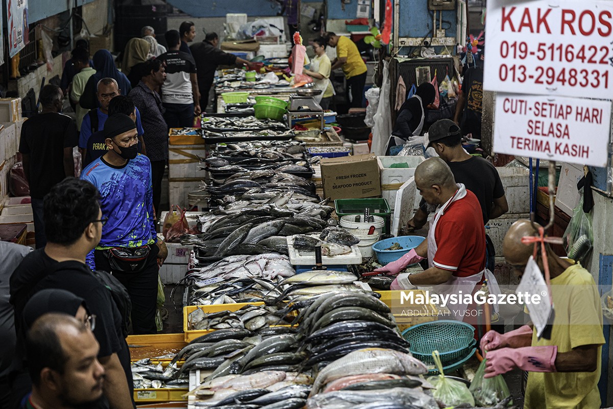 Pasar awam ‘meriah’, orang ramai buat persediaan sambut Ramadan esok ...