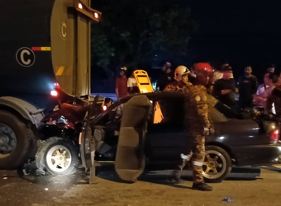 Lelaki maut kereta rempuh belakang lori tangki - MG Perak