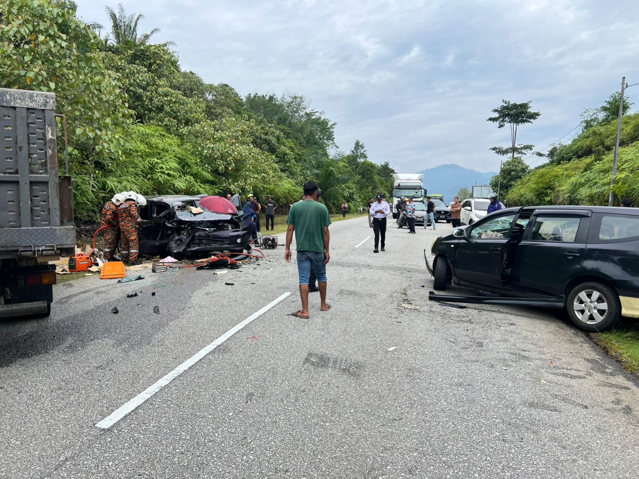 Nahas dua MPV di Gerik: Seorang maut, empat cedera - MG Perak