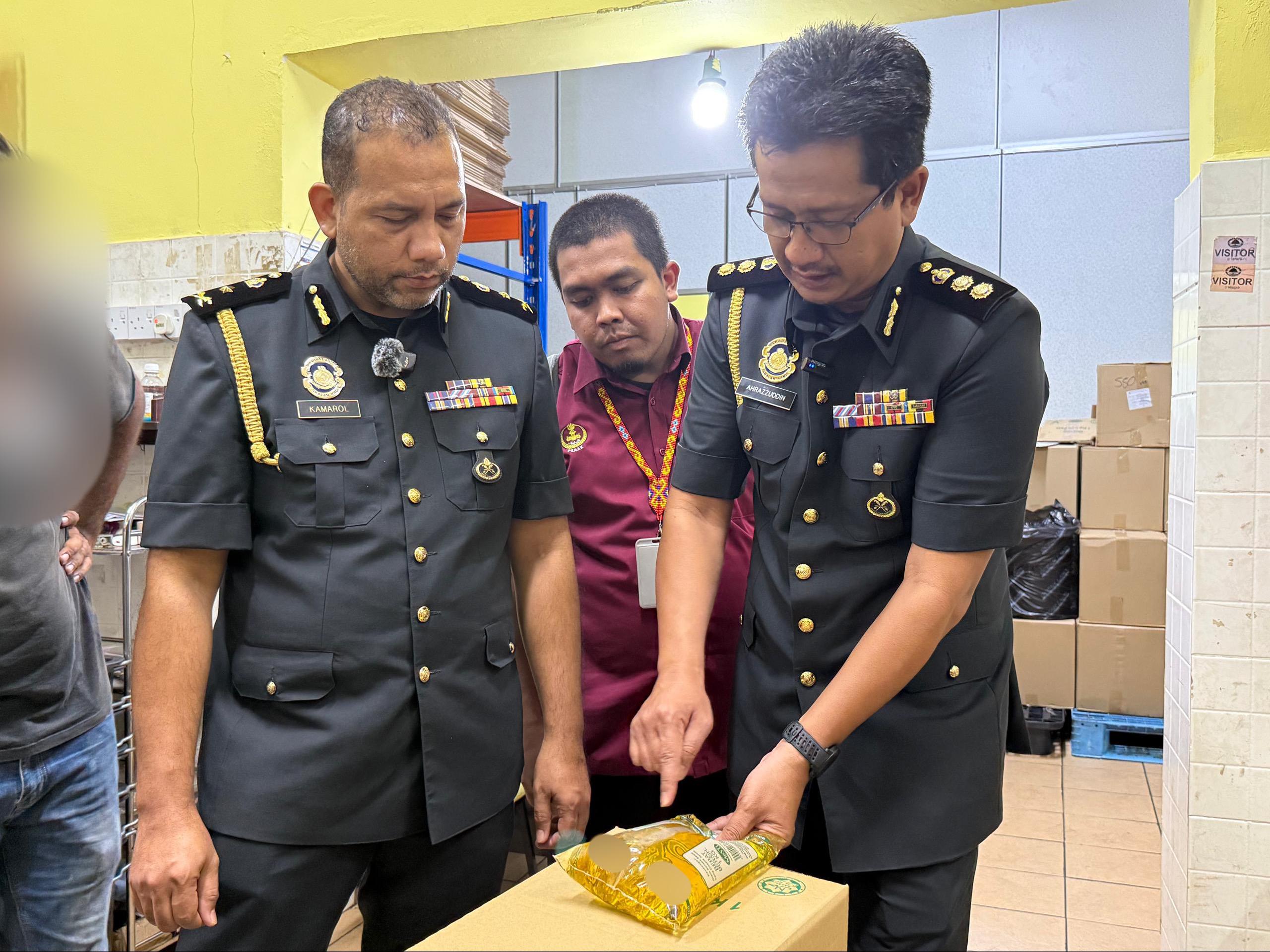 Guna logo halal tidak sah, kilang bungkus minyak masak diserbu - MG Perak