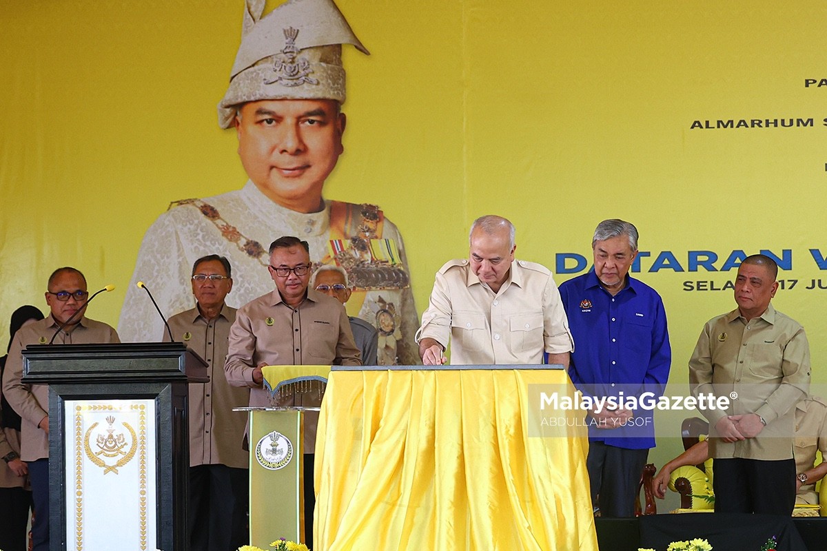 Sultan Nazrin rasmi Dataran Waterfront Bagan Datuk - MG Perak
