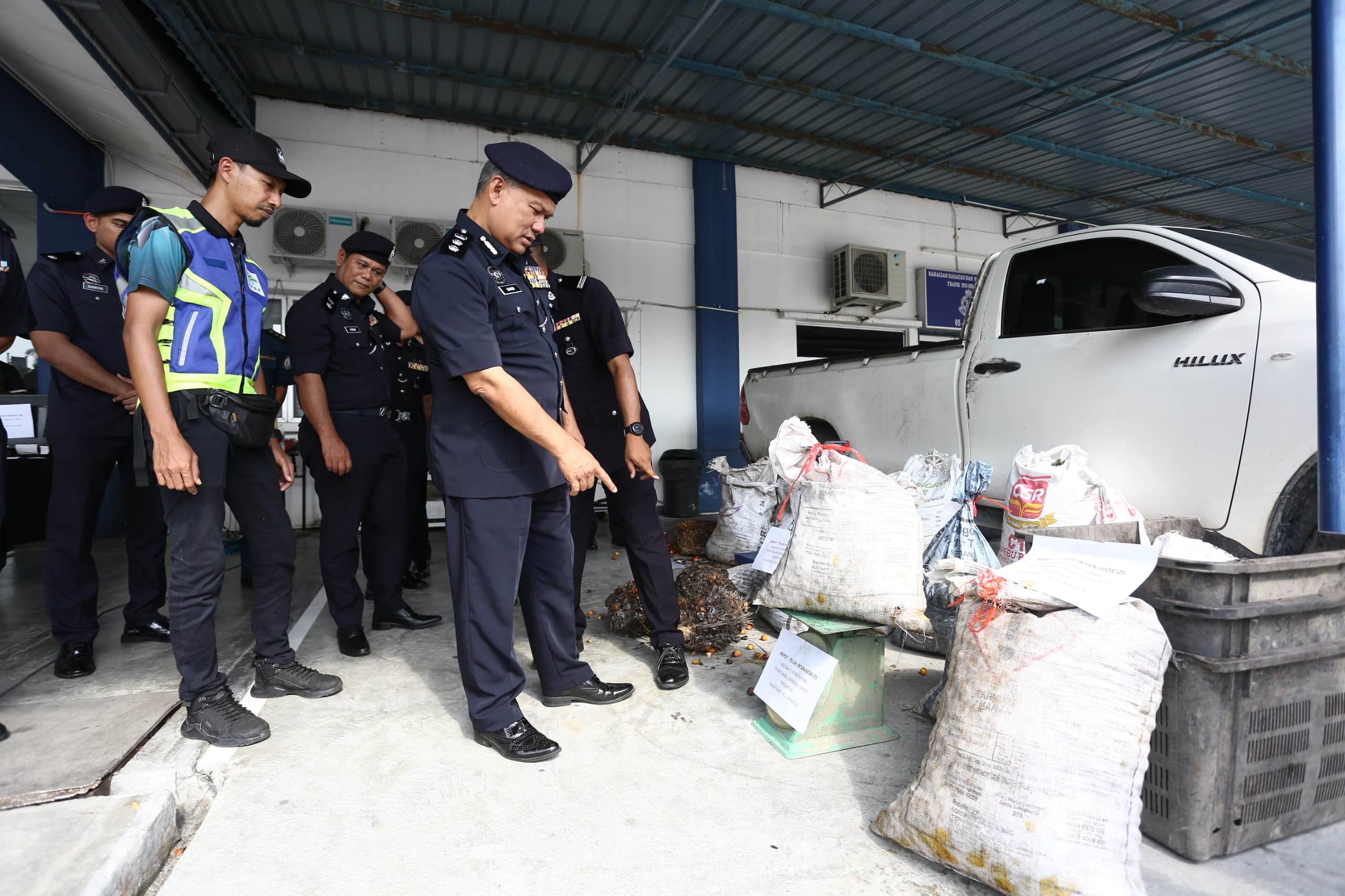 Polis serbu 12 rem sawit, tahan 21 individu di Hilir Perak - MG Perak
