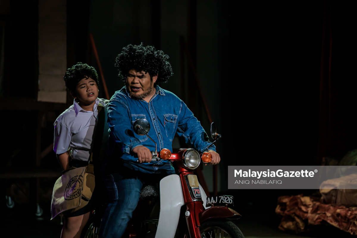 ‘Kampung Boy’, fiksyen autobiografi Datuk Lat diangkat ke pentas JKKN ...